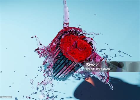 青の背景に赤い液体で満たされたガラスの美しい景色 いっぱいになるのストックフォトや画像を多数ご用意 いっぱいになる カラフル