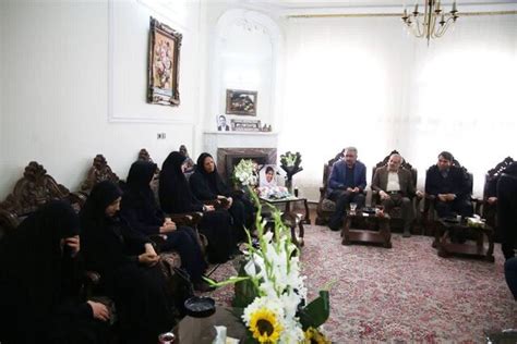 حضور دختر رییس جمهور در منزل خانواده جانباختگان حادثه کرمان عکس