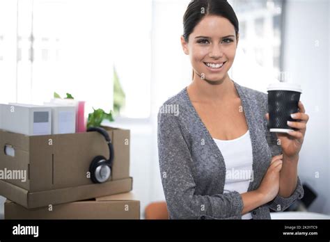 Début d un nouveau travail Portrait d un jeune employé de bureau qui