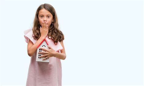 작은 집 커버 입 실수 두려움의 표현에 대 한 수치와 충격을 손으로 잡고 히스패닉계 여 자가 침묵 비밀 개념에에서 무서 워