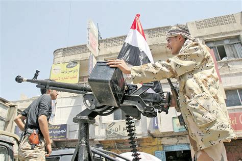 مقاتلو المقاومة الشعبية في مدينة تعز