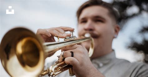 야외에서 트럼펫을 연주하는 남자 사진 Unsplash의 무료 사람 이미지