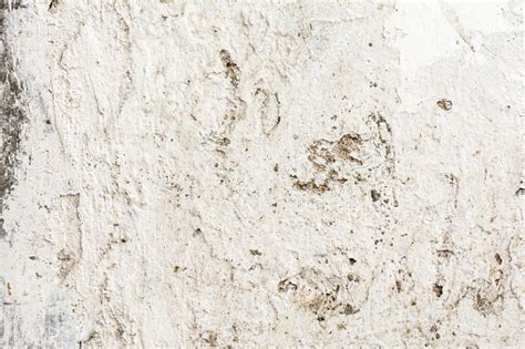 구호 오래 된 흰색 벽의 균열과 Dents와 석고의 고르지 못한 빛 회색 표면 텍스처 0명에 대한 스톡 사진 및 기타 이미지