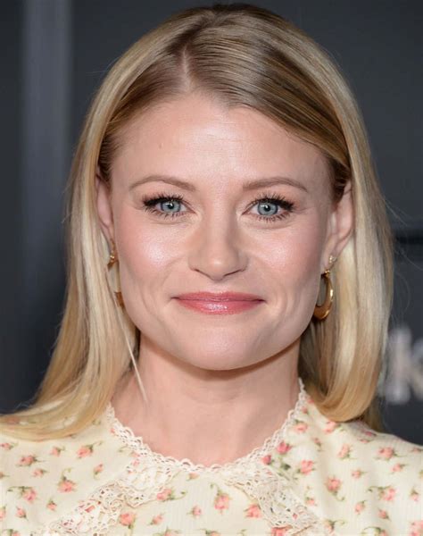 Download Actress Emilie De Ravin During A Photoshoot Wallpaper