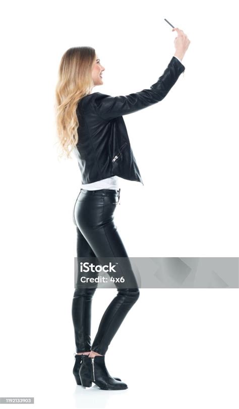 전체 길이사이드 뷰프로필 보기2029세 성인 미모 금발 머리긴 머리세대 Z 여성젊은 여성 사진 서 있는 가죽 재킷바지부츠티셔츠셔츠 20 24세에 대한 스톡 사진 및 기타