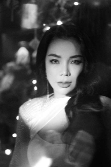 Trà Ngọc Hằng Khoe Vòng Eo Sexy Dự Show Thời Trang