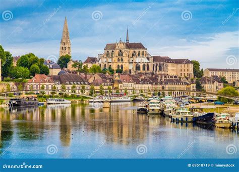 Historische Stadt Von Auxerre Mit Die Yonne Fluss Burgunder Frankreich Stockbild Bild Von