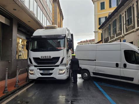 Tir Rimane Incastrato Vicino A Piazza Dante A Oneglia Traffico In Tilt