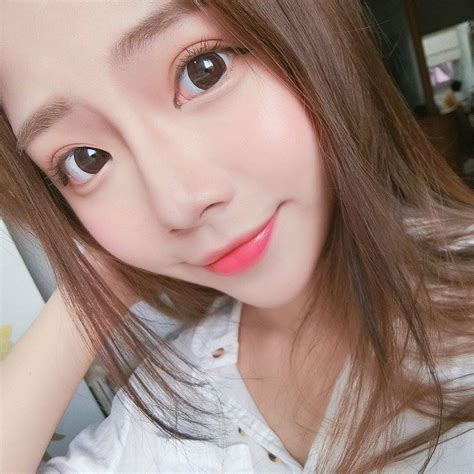 我來自法國，我是falaiya 轉至曾喆 今天有空就試了新的口紅💄💕 我很怕太乾的唇彩會起死皮還會卡紋😕