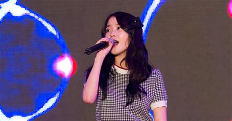[포토] 아이유 각선미 강조하는 빨간 초 미니스커트~