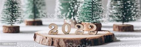아름다운 새해 인사말 카드 회색 흐린 배경에 나무 스탠드와 녹색 전나무 나무에 장식 번호 2022 새해 복 많은 2022 기치