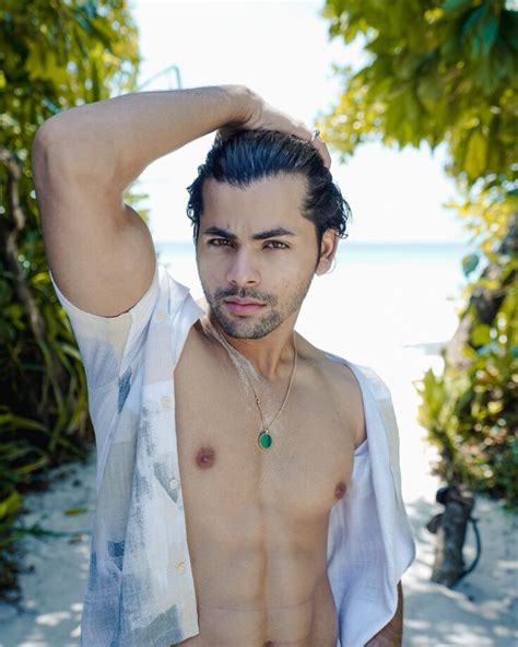 Siddharth Nigam Drops Latest Snaps From Maldives Jannat Zubair Rahmani