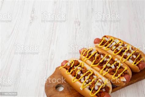 수제 디트로이트 스타일의 칠리 개는 흰색 나무 표면에 소박한 나무 보드에 낮은 각도보기 공간을 복사합니다 0명에 대한 스톡 사진 및 기타 이미지 Istock