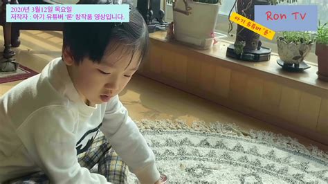 10 아기 유튜버 론 택배상자로 종이 슬리퍼 만들기 뒤쪽의 분리수거박스 플라스틱 을 아기가 프라스틱 이라고