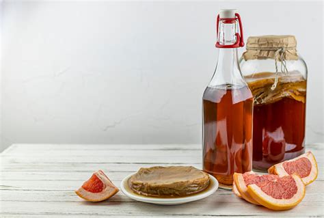 콤부차 슈퍼푸드 프로 바이오틱 티 곰팡이 음료 유리 항아리에 자몽이 있는 흰색 배경 0명에 대한 스톡 사진 및 기타 이미지 0명 Kombucha 감귤류 과일 Istock