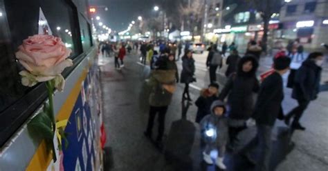 꽃과 스티커 붙은 경찰버스