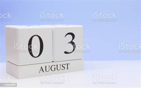 8 월 03 일 3 월 밝은 파란색 배경으로 반사와 흰색 테이블에 매일 달력 여름 시간 텍스트의 빈 공간 0명에 대한 스톡 사진 및 기타 이미지 Istock