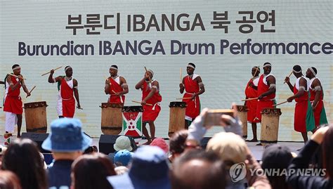 아프리카의 흥을 즐기는 시민들 연합뉴스