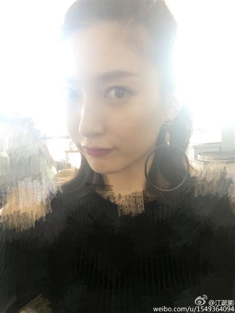 江疏影曬出自己陽光下清純照說：被融化了，網友：我也被你美化了 每日頭條