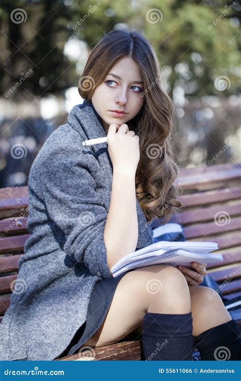 Retrato De La Colegiala Joven Rubia Que Se Sienta En El Banco Foto De