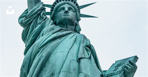 자유의 여신상의 로우 앵글 사진 사진 Unsplash의 무료 뉴욕 이미지