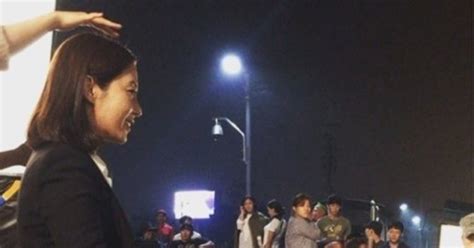 어셈블리 송윤아 훈훈한 촬영 현장 밤 촬영에도 활짝 밤바다 모두 굿나잇