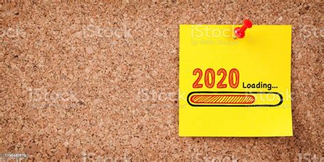 코르크 보드에 새해 2020 및 빨간색 푸시 핀을로드 노란색 스티커 노트 0명에 대한 스톡 사진 및 기타 이미지 0명 12