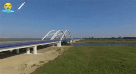 Ulica Bardzo Mocna Płacząca Ulica Bardzo Mocna Płacząca Discover Share GIFs
