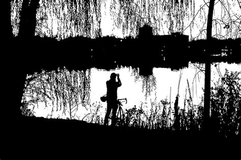 레이크의 사진을 찍기 위해 멈추는 사이클리스트의 실루엣 일러스트 두발자전거에 대한 스톡 벡터 아트 및 기타 이미지 두발자전거 라인아트 모자류 Istock