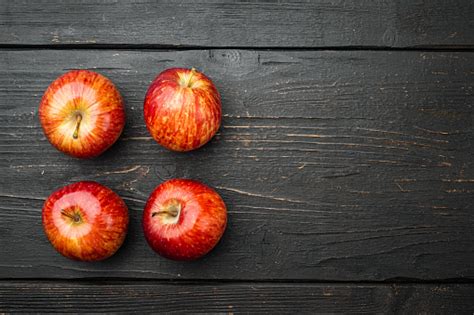 맛있는 빨간 사과 검은 나무 테이블 배경에 상단 보기 평면 누워 텍스트복사 공간 0명에 대한 스톡 사진 및 기타 이미지 0명