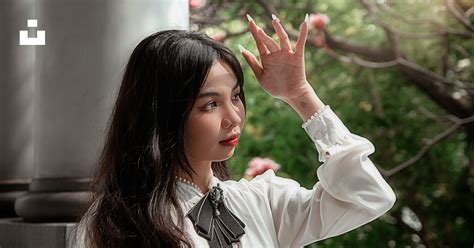 흰 셔츠를 입은 여자가 손을 들고 있다 사진 Unsplash의 무료 베트남 이미지