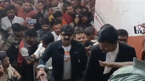 Pawan Singh Bhojpuri Star Pawan Singh And His Wife Reached Arrah