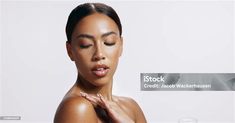 흑인 여성 자연의 아름다움과 피부가 스튜디오에서 휴식 피부과 및 웰빙으로 빛납니다 화장품 얼굴 및 스킨 케어 및 콜라겐