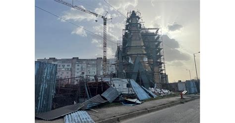Паднали дървета и висящи части от фасади заради дъжда и вятъра в София