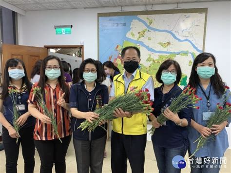 溫馨五月勞工、母親節相繼到來 大安農會送康乃馨預祝母親節快樂