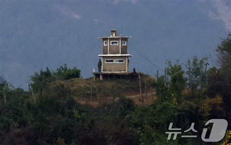 남측 살피는 北 군인 뉴스1