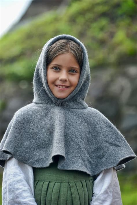 Dzieci W średniowiecznych Ubraniach Na Festiwalu Historycznej