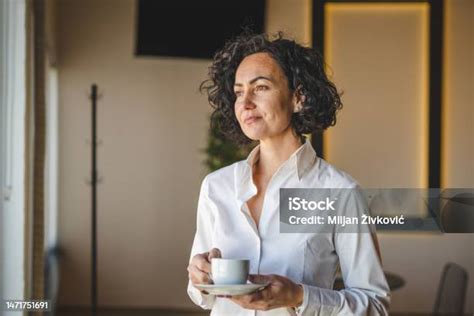 아침에 집이나 사무실에서 커피 한 잔을 마시는 성숙한 여자 40 44세에 대한 스톡 사진 및 기타 이미지 40 44세 걱정하는 경영자 Istock