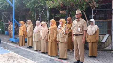 BNN KOTA SURAKARTA SEBAGAI INSPEKTUR UPACARA BENDERA SMP Negeri 22