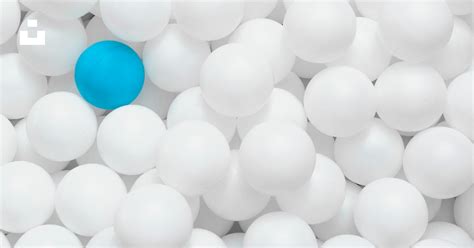 파란 공은 하얀 공으로 둘러싸여 있습니다 사진 Unsplash의 무료 파랑 이미지