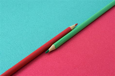 두 개의 색깔의 연필은 두 가지 색상으로 반으로 그림을 분할 텍스트용 여유 공간 분리에 대한 스톡 사진 및 기타 이미지 분리