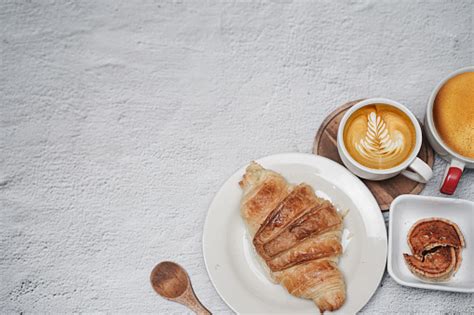 흰색 부엌 테이블에 커피 와 신선한 구운 크루아상 한 잔 텍스트의 카피스페이스가 있는 뷰의 맨 위입니다 0명에 대한 스톡 사진 및 기타 이미지 Istock