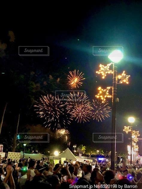カウントダウン会場に上がる花火の写真・画像素材 6320198 Snapmart（スナップマート）