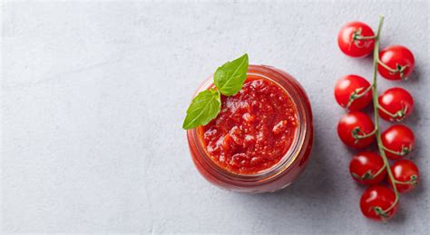 신선한 토마토와 유리 항아리에 바질 토마토 소스 회색 배경입니다 맨 위 보기 공간을 복사합니다 빨강에 대한 스톡 사진 및 기타 이미지 Istock