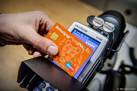 Ing Stapt Over Op Bankpassen Van Gerecycled Plastic