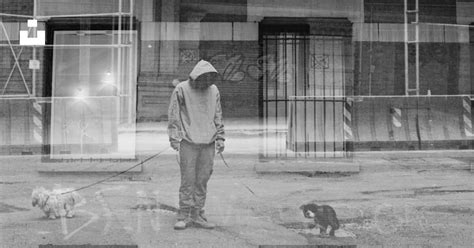 Foto Hombre Con Camisa De Vestir Blanca Y Pantalones Grises Caminando