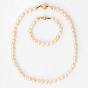 Collier och armband med odlade pärlor lås i 18K guld Italien Bukowskis