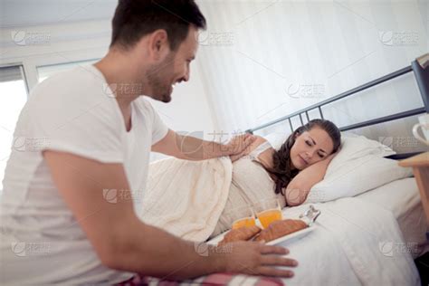 卧室异性恋迷人美水平画幅女朋友早晨果汁饮料白人