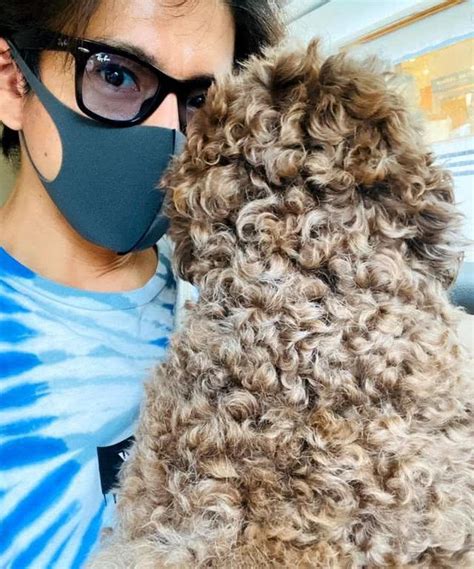 47歲木村拓哉遛狗路邊避雨，巨星「亞洲蹲」；心美為工藤靜香美甲 每日頭條