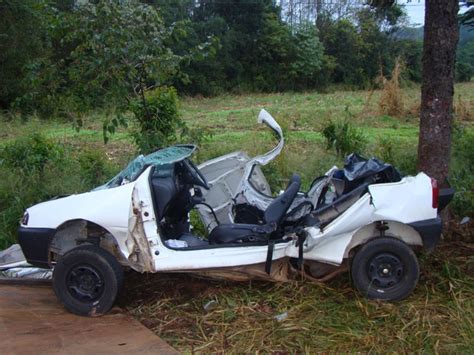 G Amigos de e anos morrem após carro bater em árvore em Concórdia notícias em Santa
